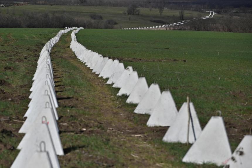 Ukrainian soldiers, engineers toil round the clock to build defences ...