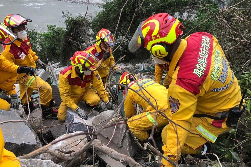 Taiwan earthquake: Rescuers face threat of landslides, rockfalls as ...