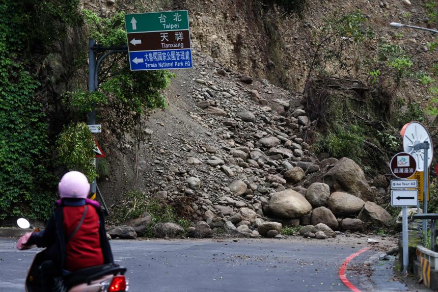 Taiwan helicopters pluck quake-stranded tourists to safety | The ...