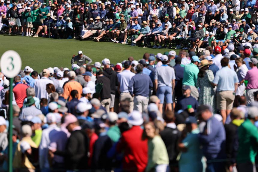 Adoring Augusta cheers Tiger Woods into another Masters weekend | The ...