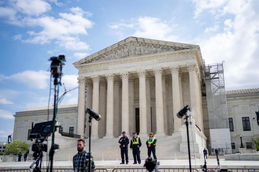 US Supreme Court justices in Trump case lean toward some level of ...