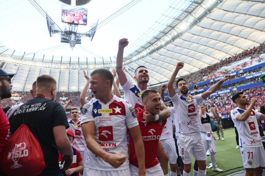 Wisla fans eye return to glory days in sea of red | The Straits Times