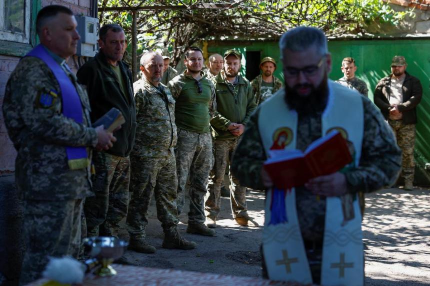 Ukrainians in embattled east mark third Easter under fire | The Straits ...
