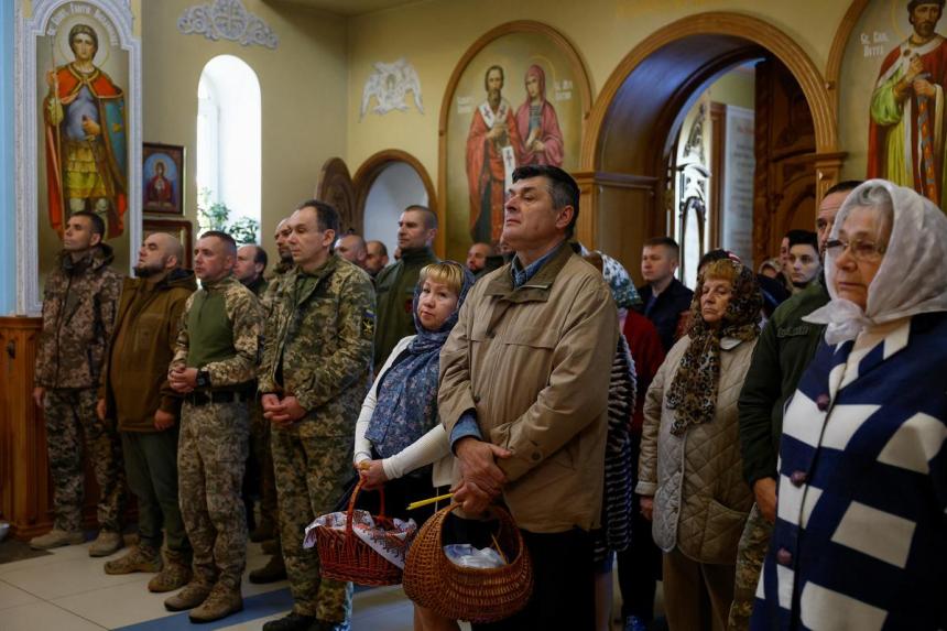 Ukrainians in embattled east mark third Easter under fire | The Straits ...