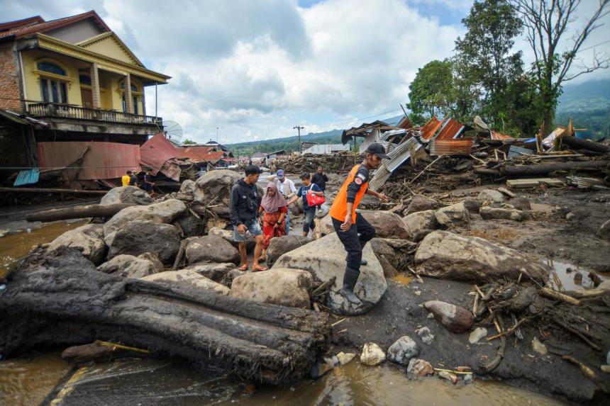 Indonesia flood death toll rises to 44, with 15 people missing | The ...