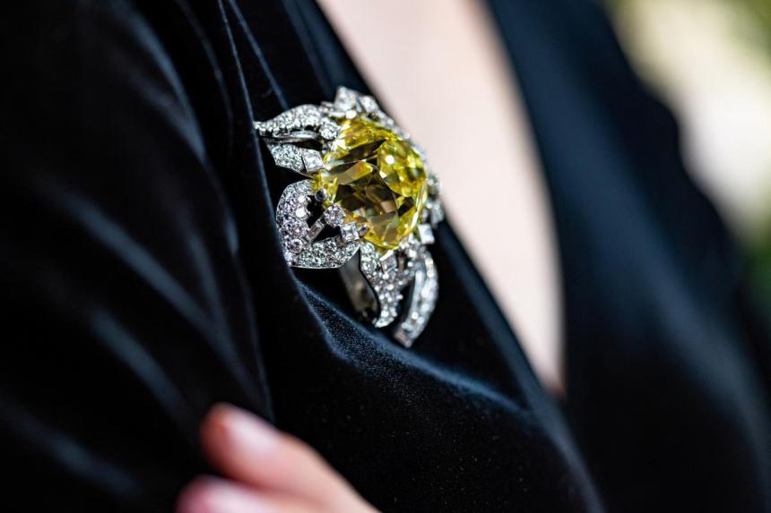 Yellow diamond brooch resembling Queen Elizabeth's up for auction | The ...