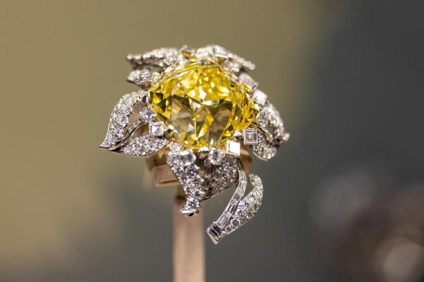 Yellow diamond brooch resembling Queen Elizabeth's up for auction | The ...