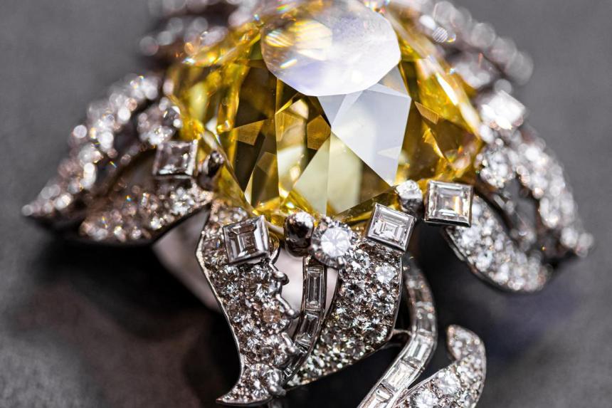 Yellow diamond brooch resembling Queen Elizabeth's up for auction | The ...