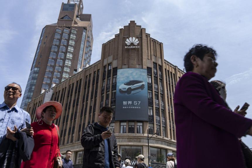 Huawei flagship store surge in China signals showdown with Apple | The ...