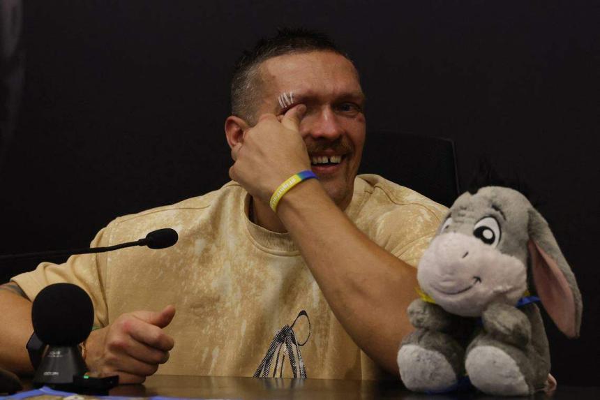 Oleksandr Usyk in tears for late father after historic heavyweight win ...