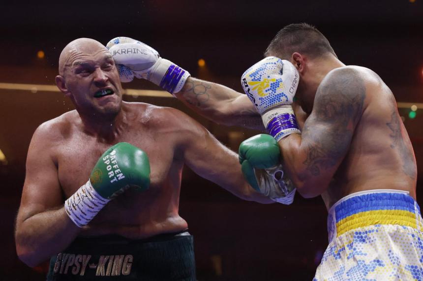 Oleksandr Usyk in tears for late father after historic heavyweight win ...