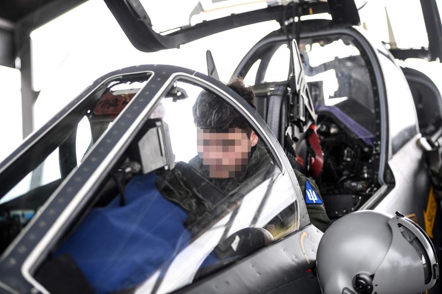 First Ukraine pilots trained to fly Western jets in France | The ...
