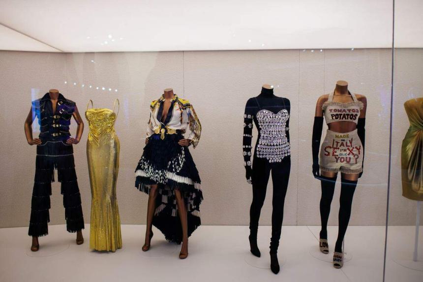 London’s Victoria and Albert Museum celebrates ‘fashion legend’ Naomi ...