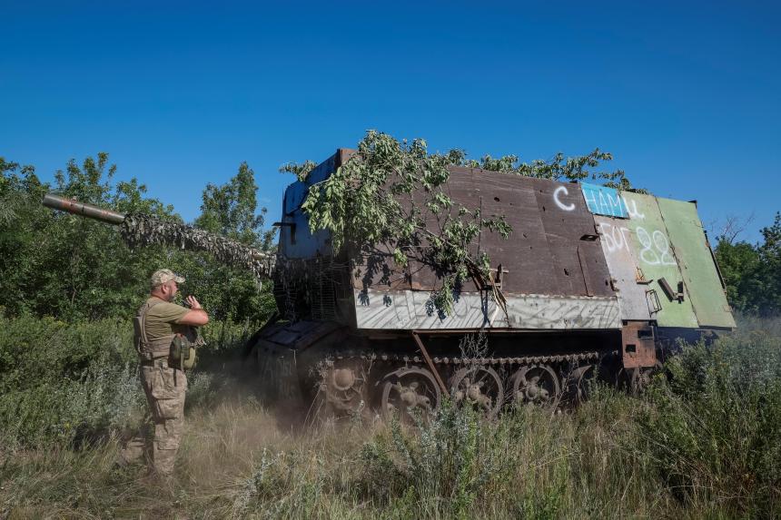 Ukraine captures bizarre Russian ‘barn’ tank modified against drone ...