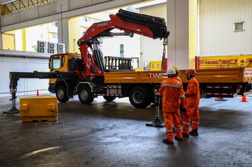 New lorry cranes must install stability devices to prevent toppling ...