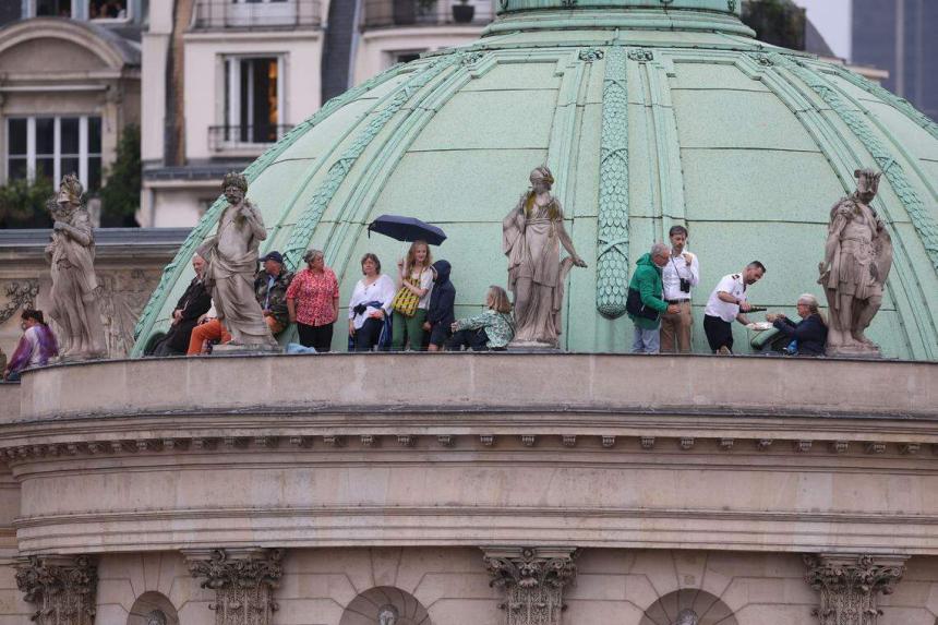 Flotilla on River Seine, rain and Celine Dion mark start of Paris ...