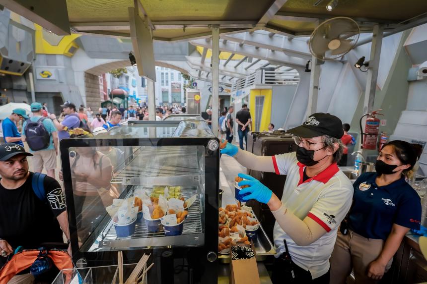 Gig Economy: Hot ovens and hungry crowds inside the world of theme park ...