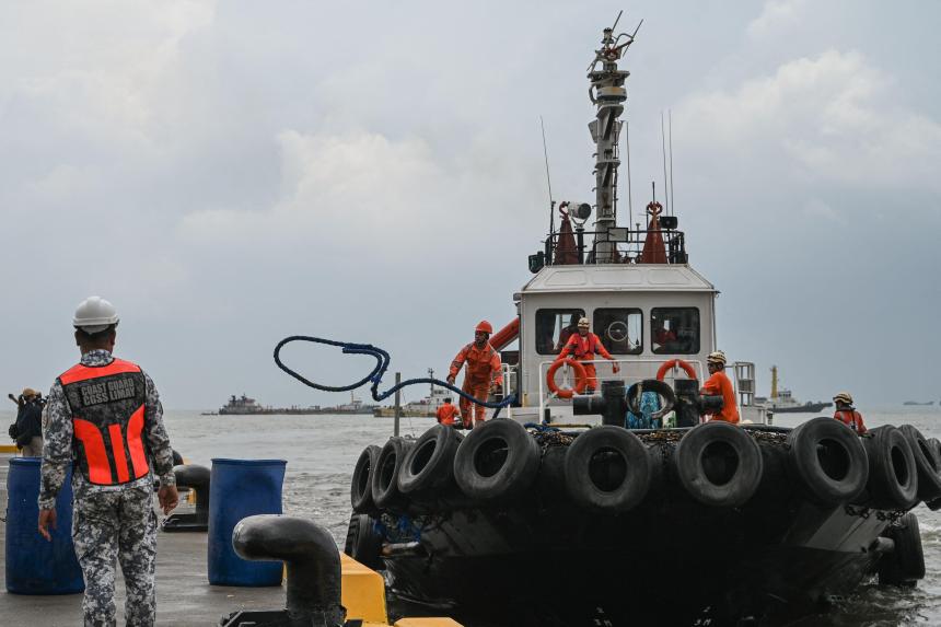 Philippines begins transfer of oil cargo from sunken tanker | The ...