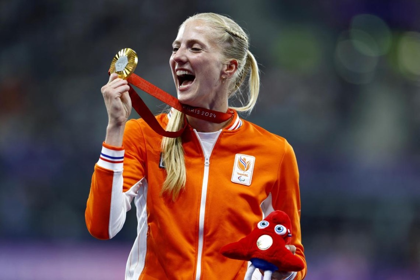 Sprinter Hunter Woodhall wins first Paralympic gold, cyclist Sarah ...