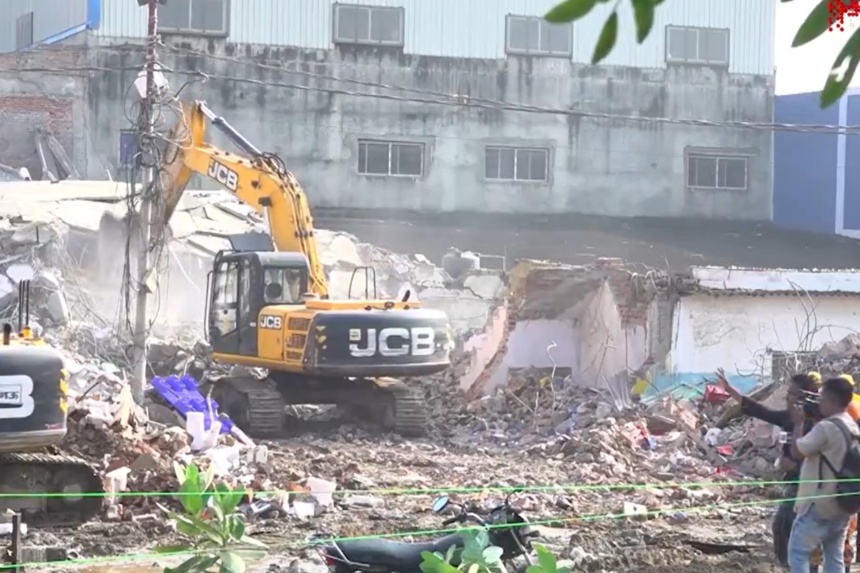 Rescuers retrieve eight bodies from collapsed building in India | The ...