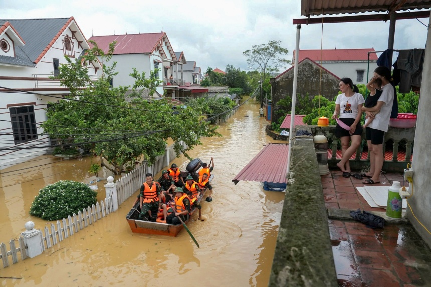 Hanoi flooded by swollen river as Typhoon Yagi leaves 179 dead | The ...