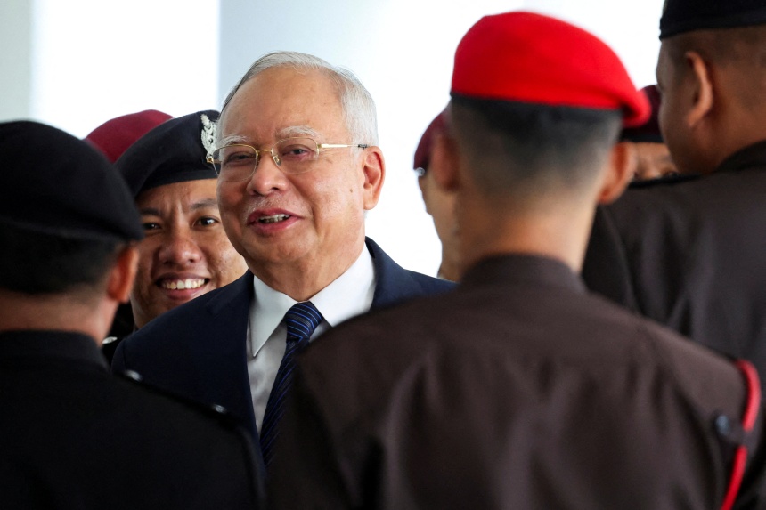 Najib still hospitalised for knee pain, 1MDB trial postponed to Sept 17 | The Straits Times
