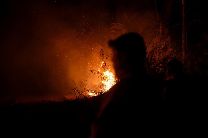 As Bolivia wildfires rage, smoke turns day into night | The Straits Times
