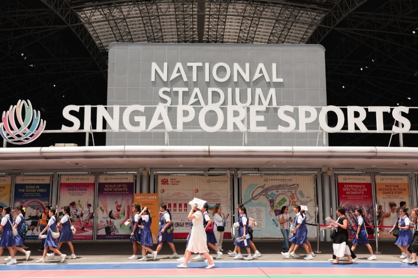 Crowds arrive hours early for papal mass at National Stadium | The Straits Times