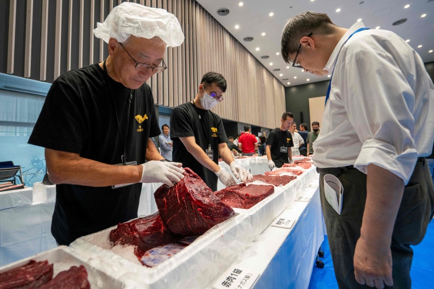Hearts, tails and blubber on the menu at Japan fin whale tasting | The ...