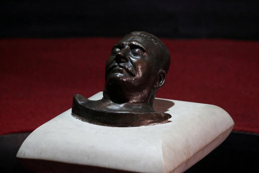 Russian governor shows off new Stalin statue to 'honour' history | The ...