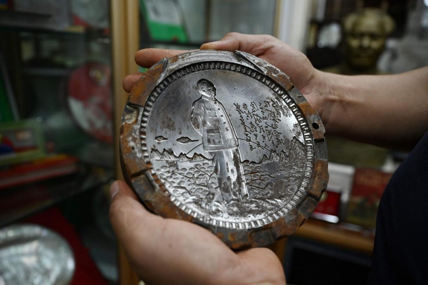 China’s ‘red collectors’ cherish bygone Maoist era | The Straits Times