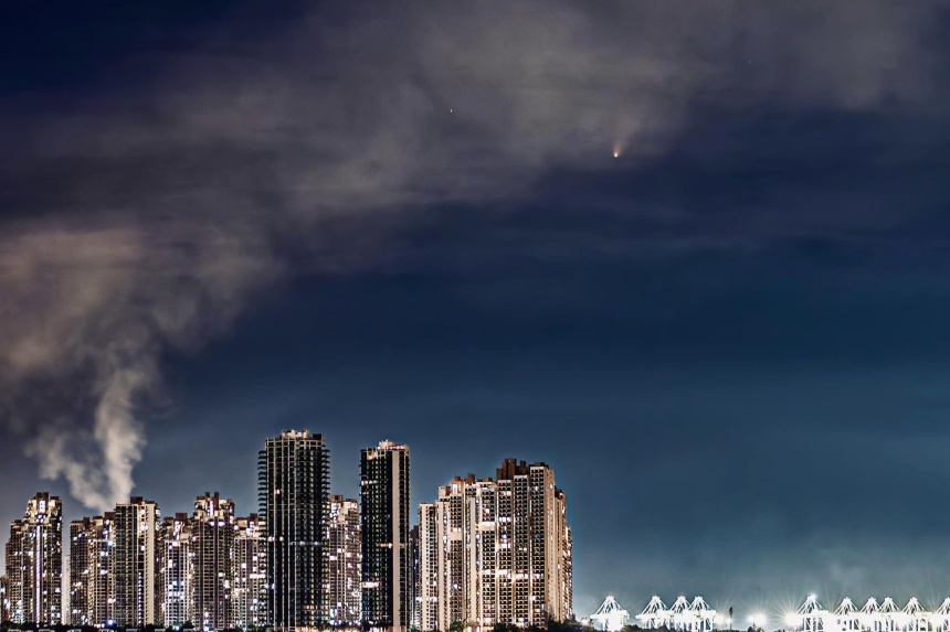 Comet makes rare appearance in cloudy Singapore skies, delighting hobbyists and photographers ...