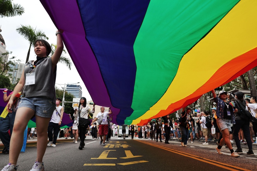 Taiwan V-P, Drag Race winner join big crowds at East Asia’s largest Pride march | The Straits Times