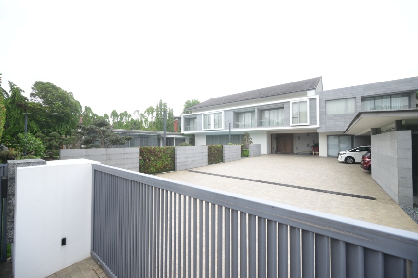 Wife of convicted Hin Leong founder puts up Queen Astrid Park GCB for ...