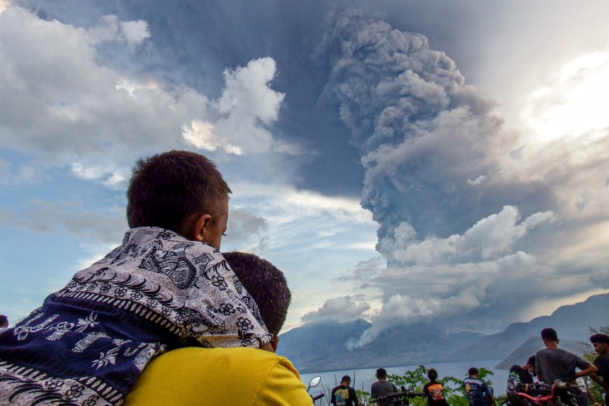 Indonesia volcano catapults vast ash tower into sky | The Straits Times