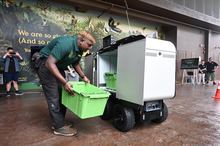 Robot delivers meals on wheels for Bird Paradise’s feathered friends ...