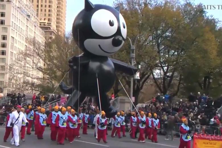 Crowds throng at Thanksgiving Day parade route despite threats | The ...