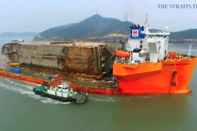 South Korea's sunken Sewol ferry finally reaches port | The Straits Times
