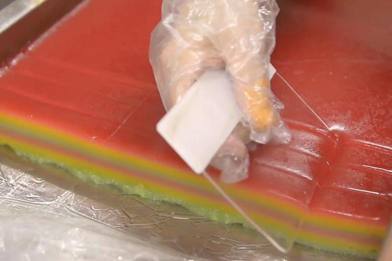 Video: Lek Lim Nonya Cake Confectionery makes traditional kueh | The ...