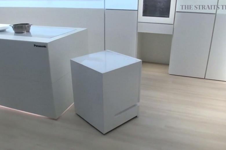 Robotic fridge brings your drinks to you | The Straits Times