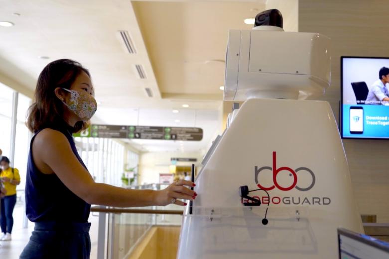 Robots to check temperature and deny entry to visitors without masks at ...