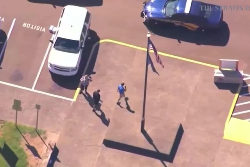 Oregon shooting: Gunman kills 9 at Oregon college, dies in shootout ...