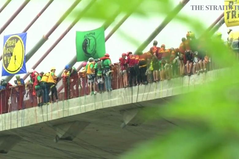 Brazilian thrill-seekers rope jump from bridge for world record | The ...