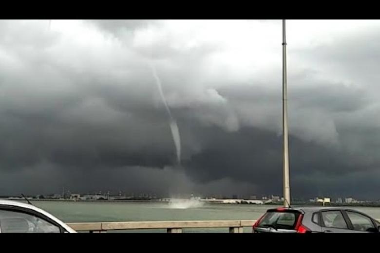 Waterspout wows Penang Bridge users | The Straits Times