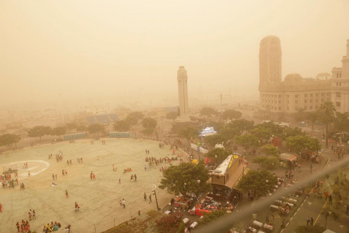 In Pictures: Spain's Canary Island hit by a major Saharan sandstorm ...