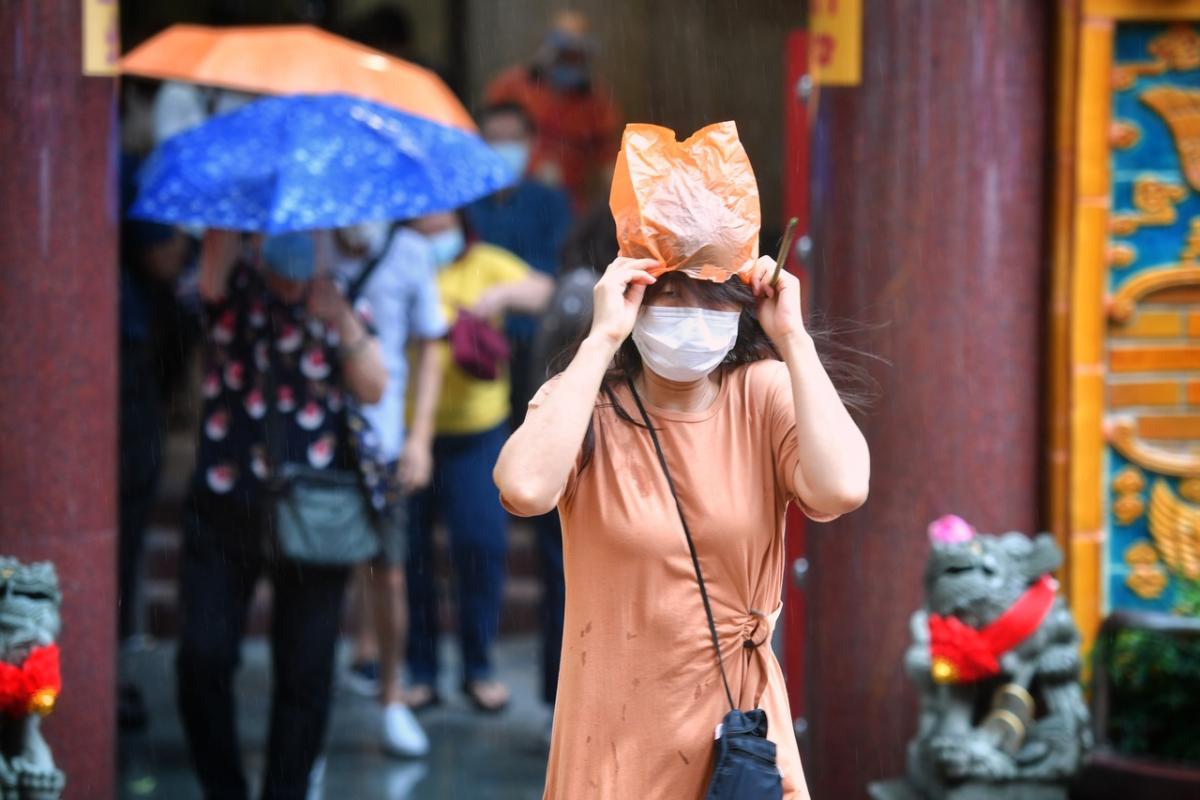 In Pictures: Popular Waterloo Street temple reopens to long queues ...