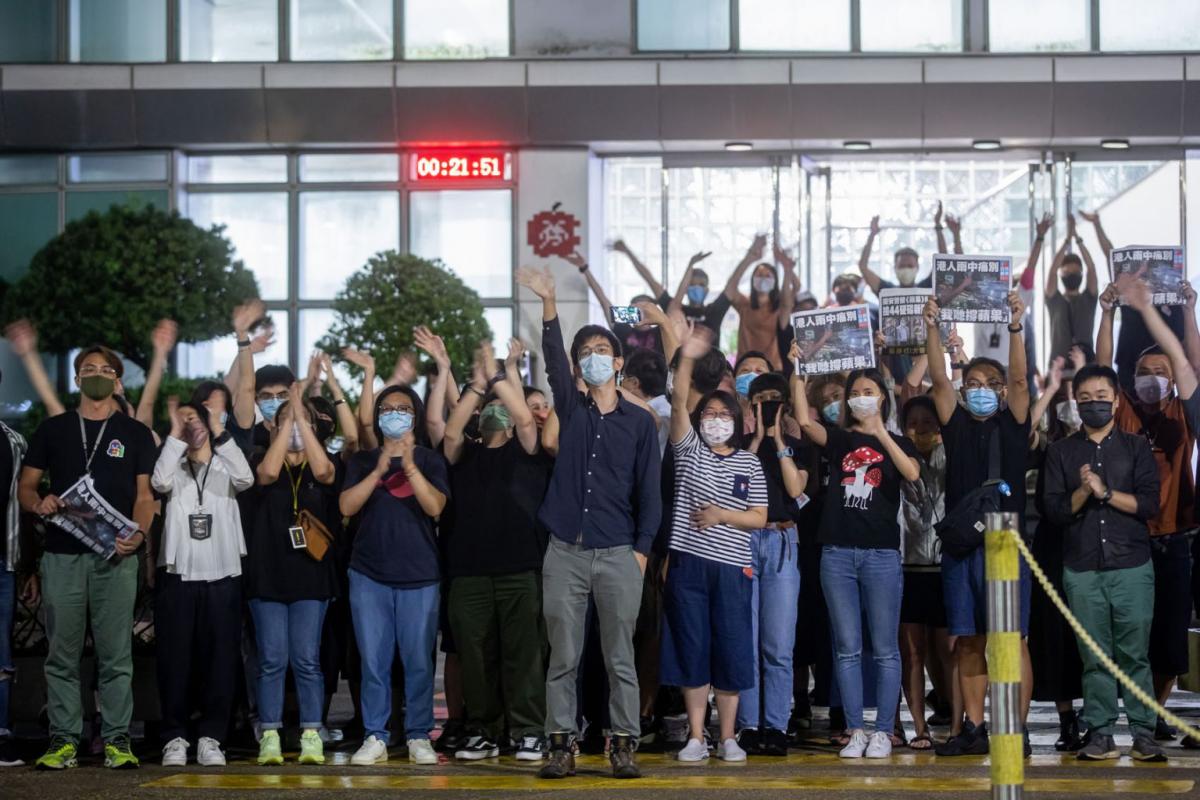 In Pictures: Hong Kong's Apple Daily prints final edition | The Straits ...