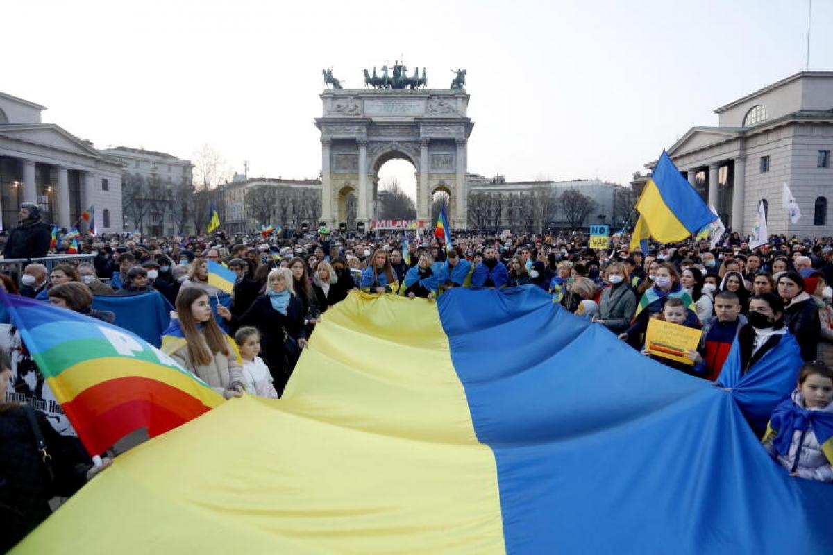 In Pictures: People around the world express solidarity with Ukraine ...