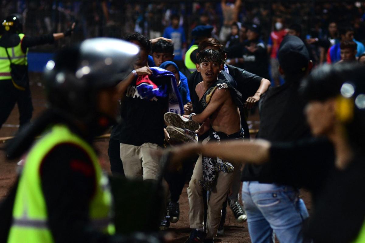 In Pictures: More than 120 die in Indonesia football stadium stampede ...