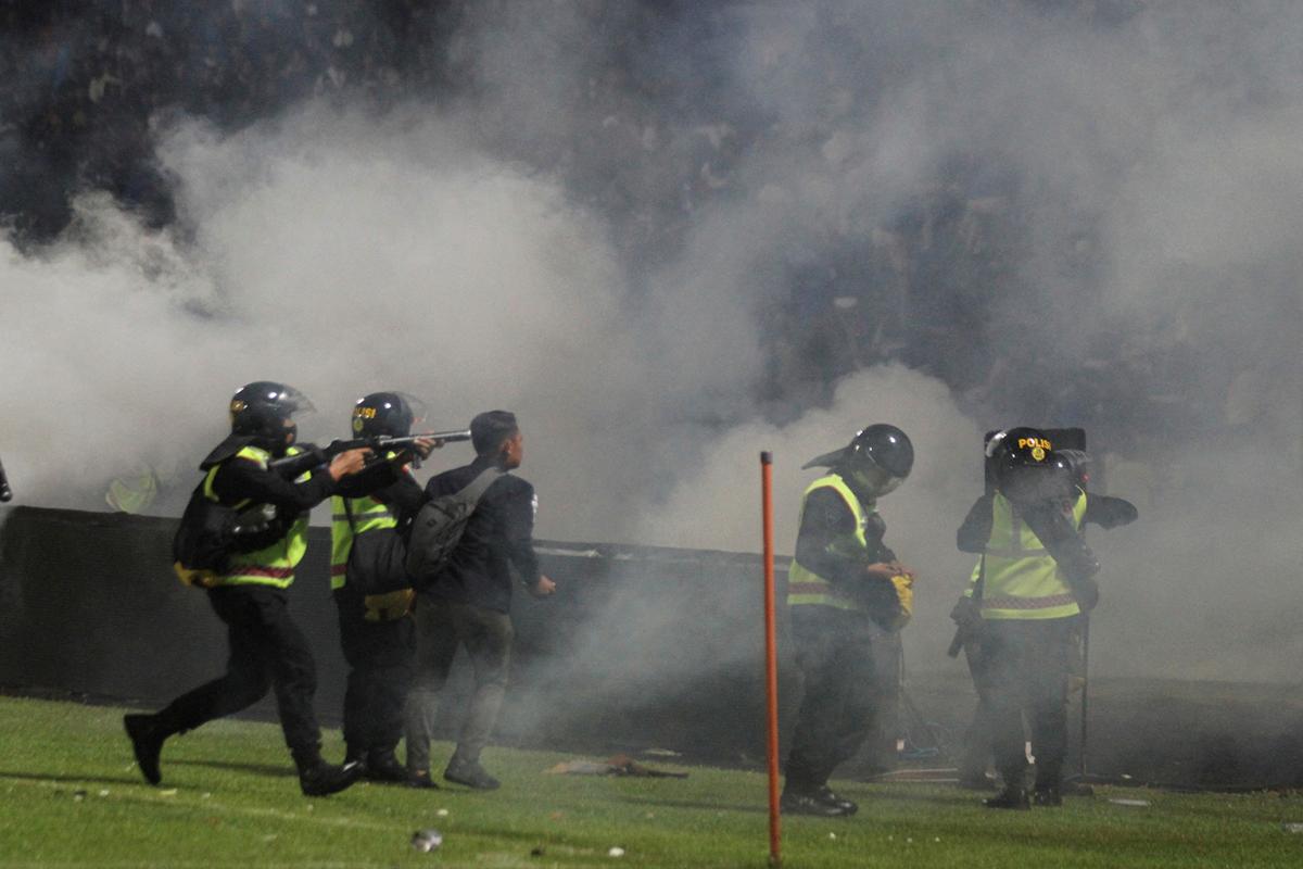 In Pictures: More than 120 die in Indonesia football stadium stampede ...